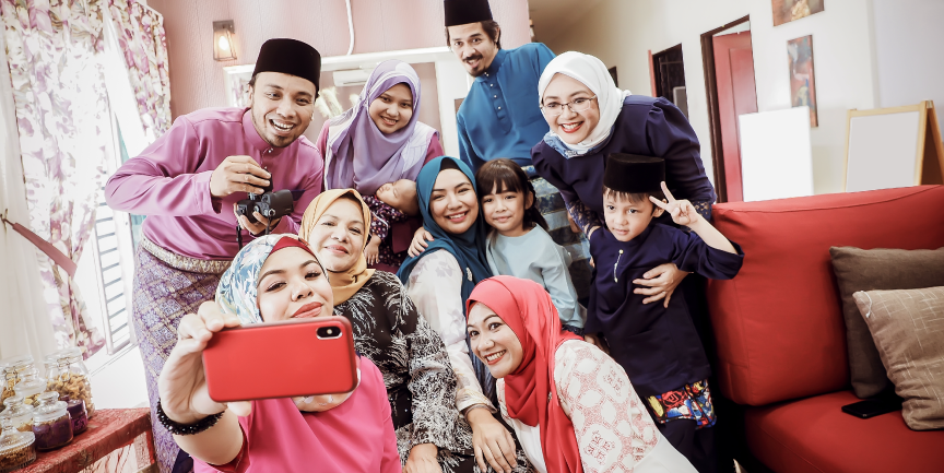 Tips Lebaran di Rumah Aja: Ide Pose Seru Saat Foto Keluarga