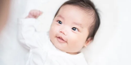 10 Tahap Perkembangan Bayi 2 Bulan yang Mengejutkan