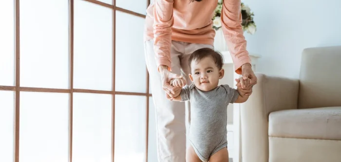 Apakah Wajar Bayi 6 Bulan Belum Bisa Berdiri Tegak?
