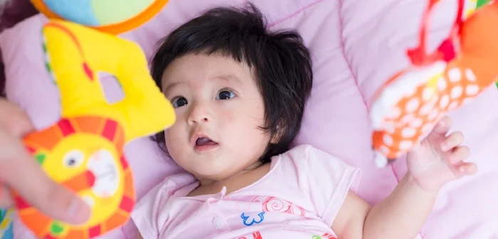 Perkembangan Bayi 4 Bulan dan Tanda Keterlambatannya