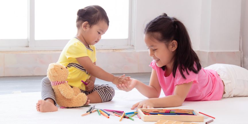 8 Cara Mengajarkan Anak agar Mau Berbagi dengan Orang Lain