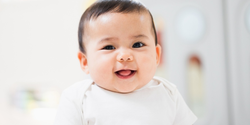 Umur Berapa Bayi Bisa Melihat? Ini Tahapan Penglihatan Bayi