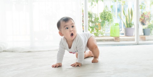 Apakah Normal Bayi 8 Bulan Belum Bisa Merangkak?